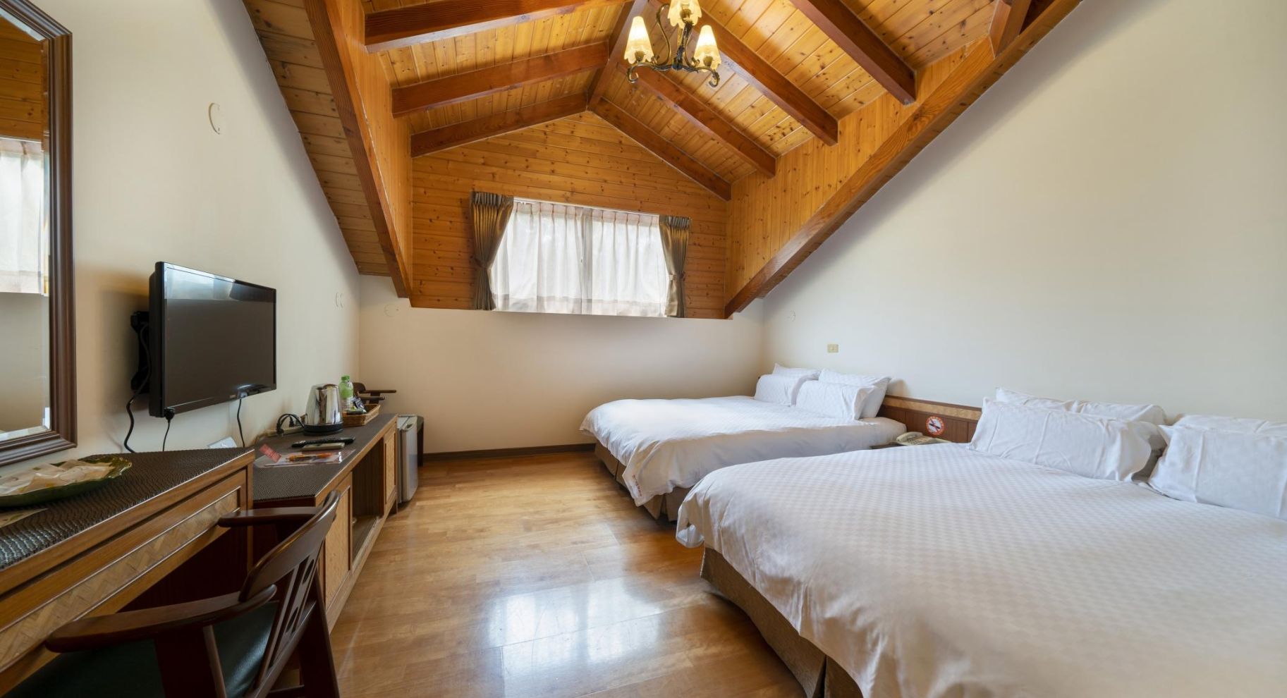 Floral Lodge-Guestroom-Tai-Yi Red Maple Resort